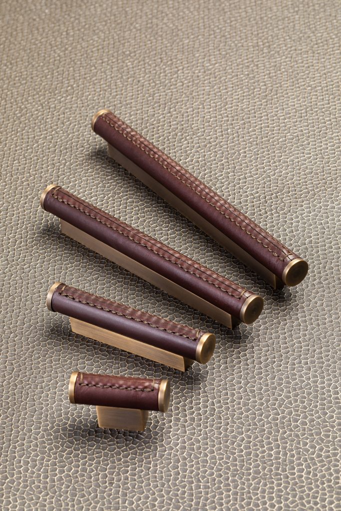 Barrel (Stitch Out) Recess Leather Scroll and Cabinet T Bar R2232 ...